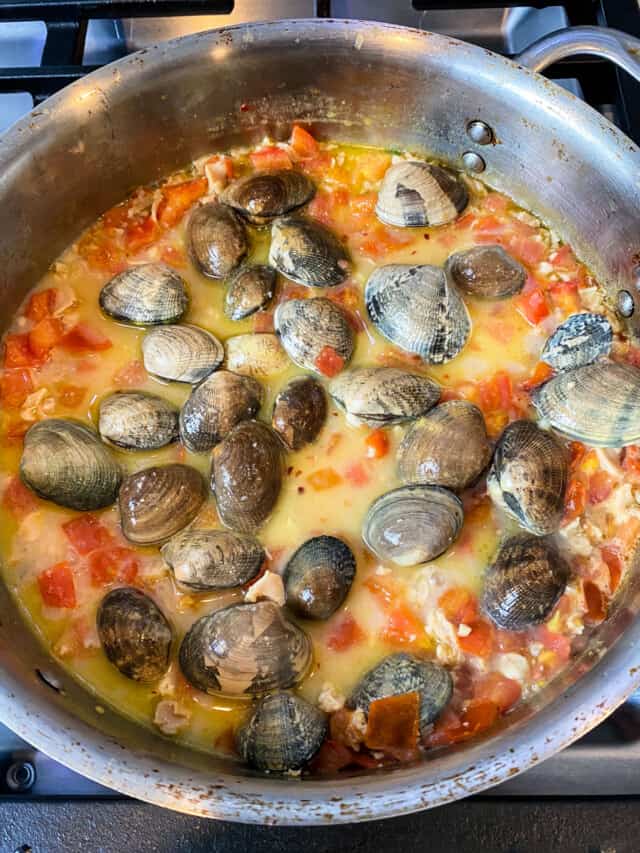 Linguine and Clams with Tomatoes
